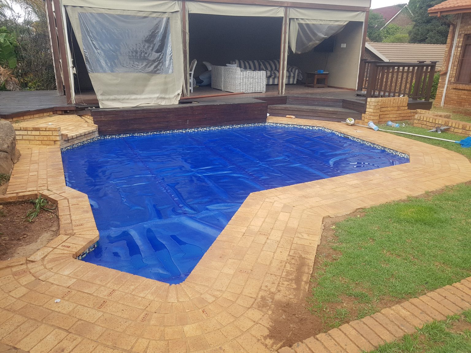 Pool Blankets Contain Heat & Helps Prevent Water Evaporation.