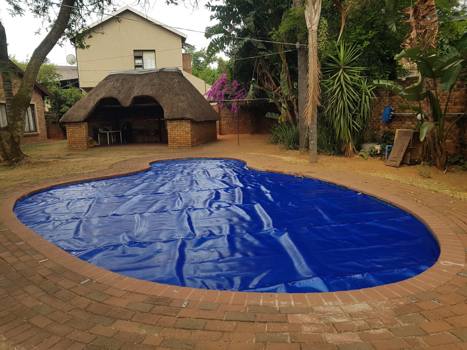 Pool Blankets Contain Heat & Helps Prevent Water Evaporation.